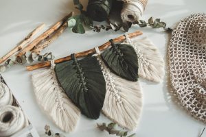 23 DIY Macrame Feathers - Crafting News